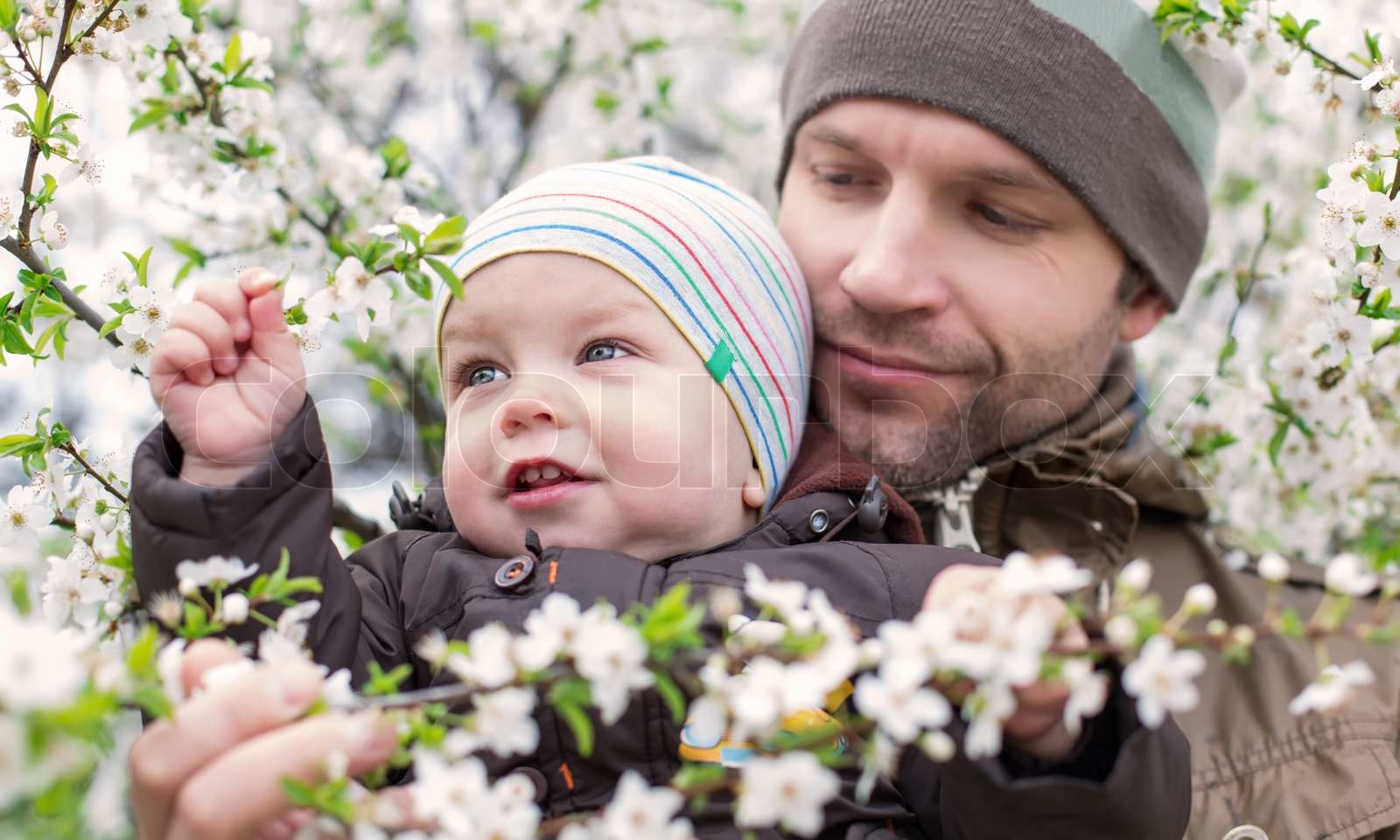 Glückliche Vater mit Kleinkind | Stock Bild | Colourbox