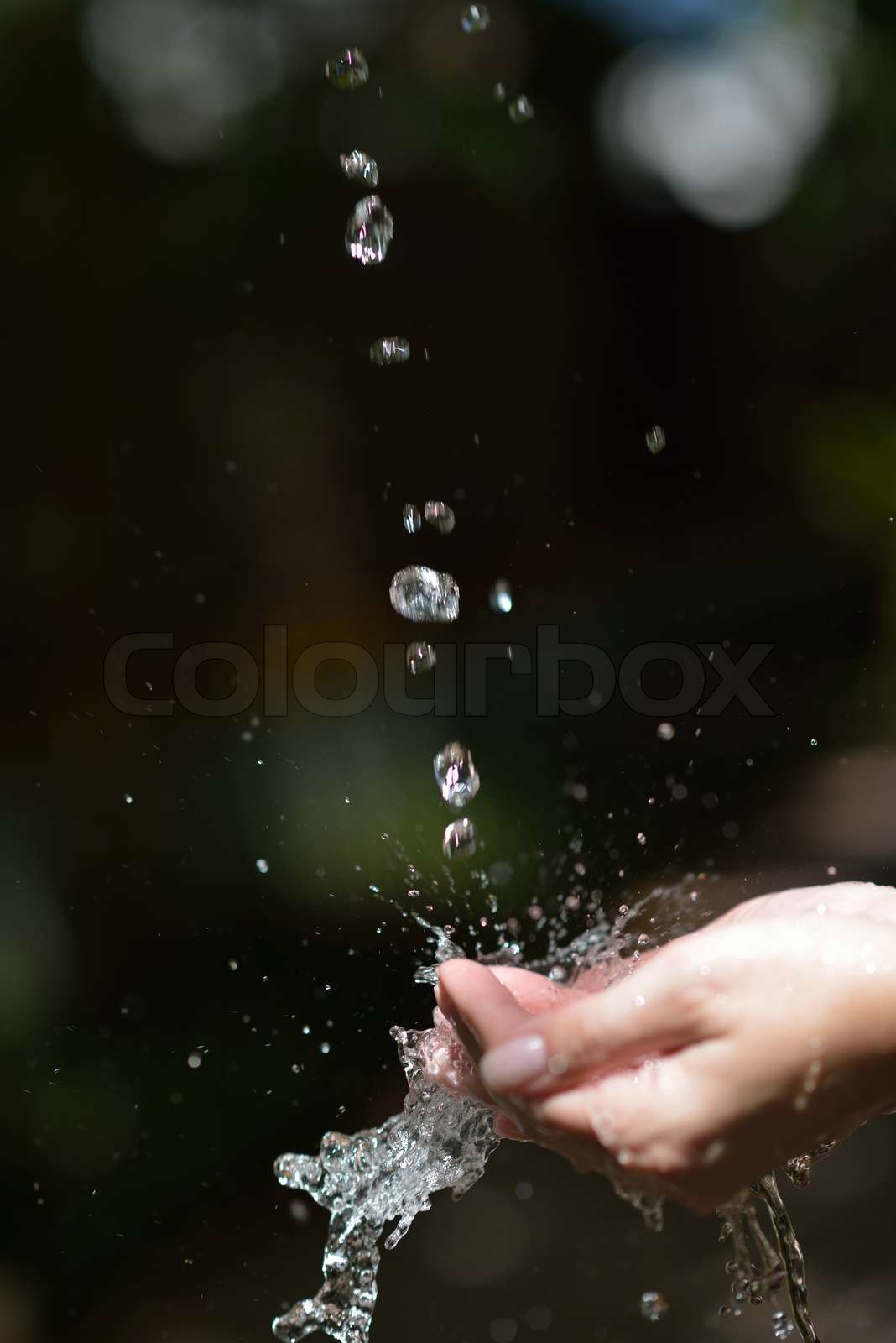 Wasserstrom auf Frau hand | Stock Bild | Colourbox
