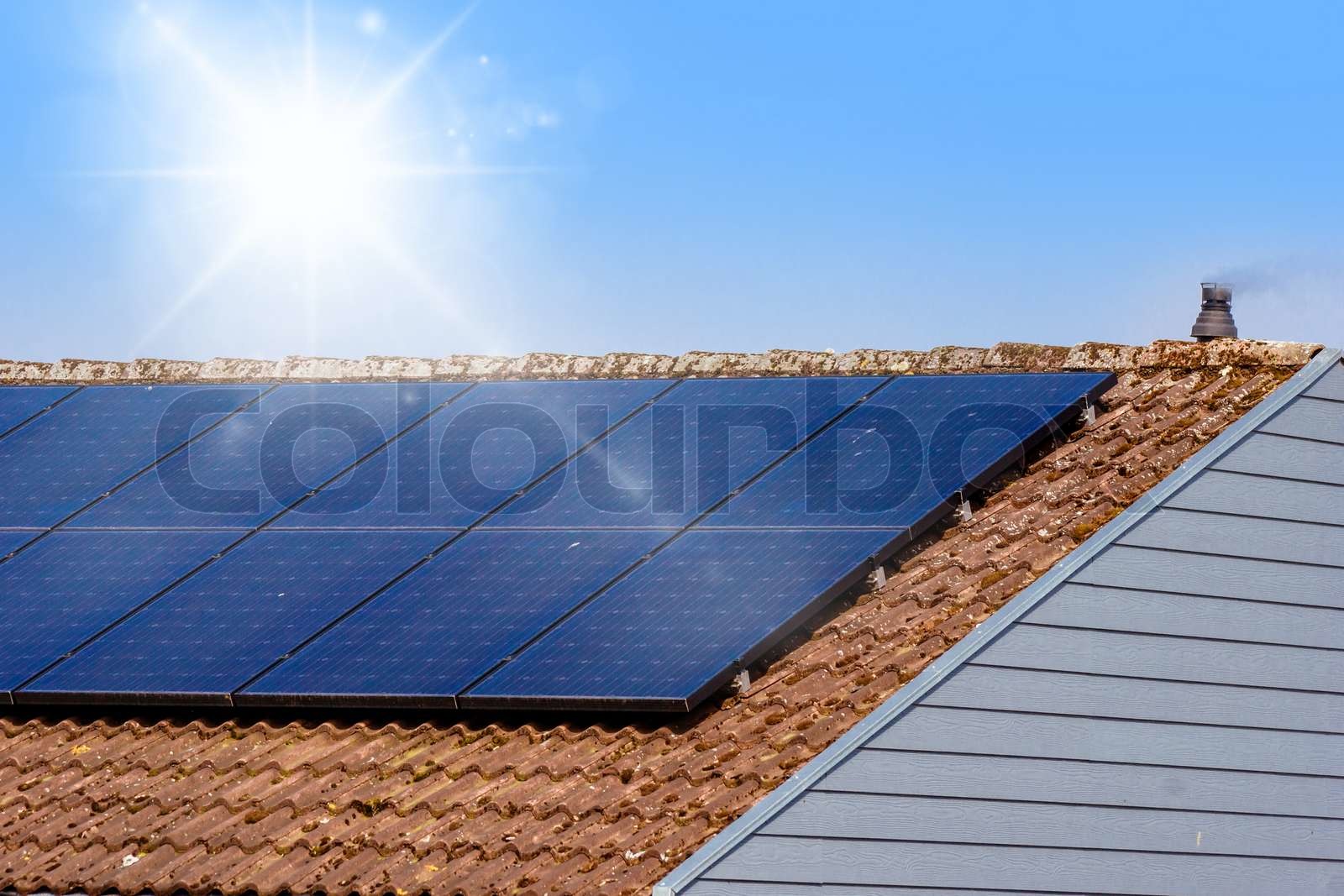 Solar-Panel auf einem Dach | Stock Bild | Colourbox
