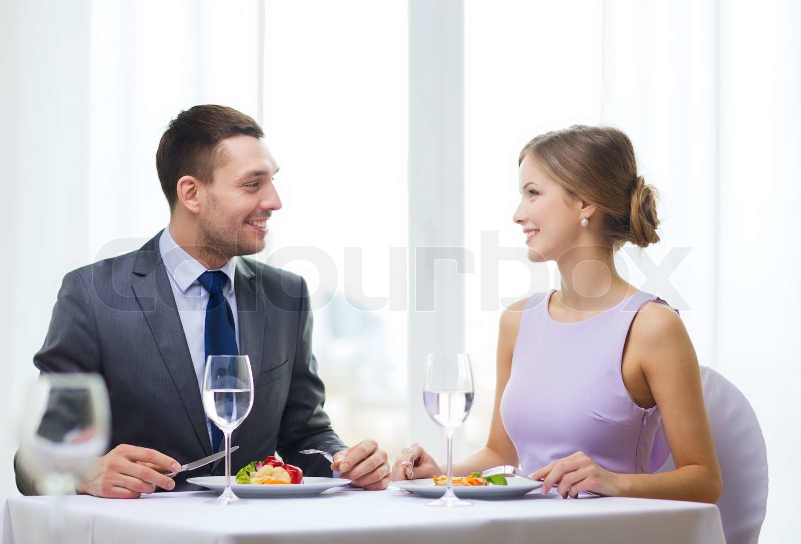 lächelnd paar Essen Hauptgang im restaurant | Stock Bild | Colourbox