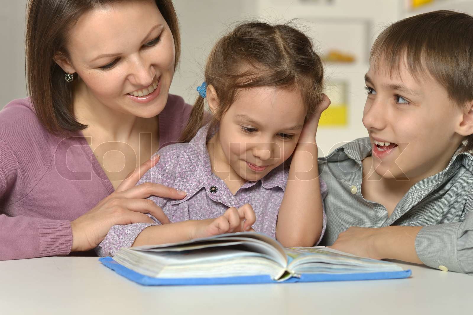 Mutter mit ihren Kindern | Stock Bild | Colourbox