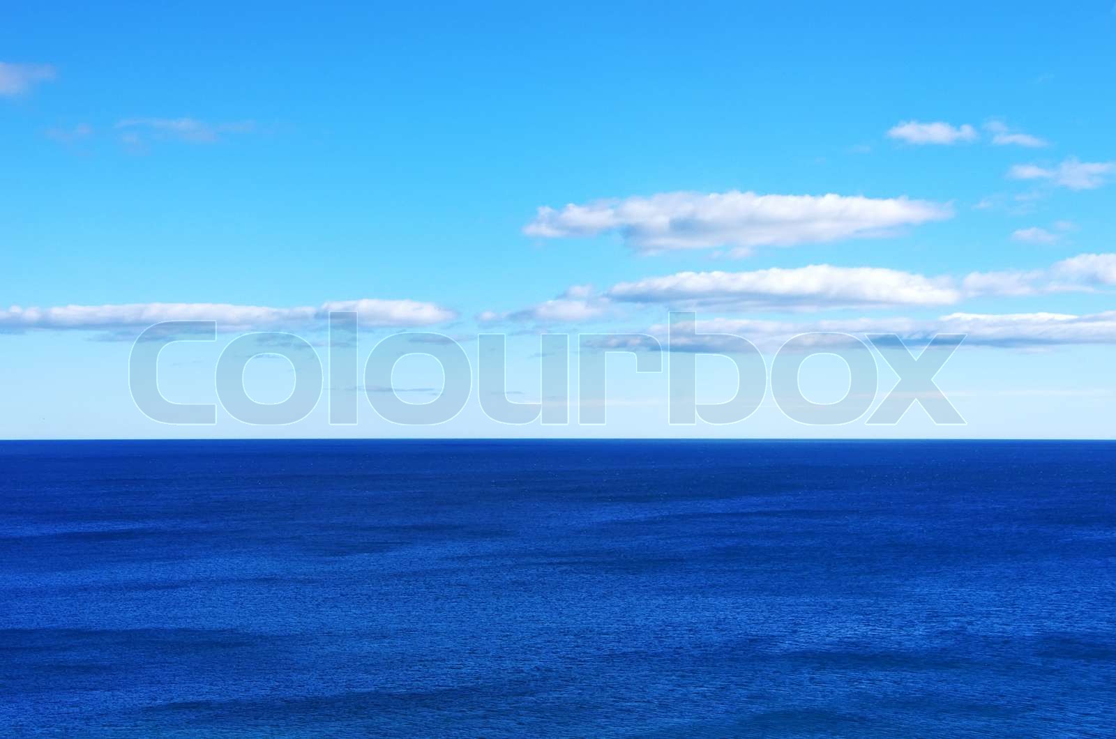 blaue Meer mit Wellen und blauer Himmel | Stock Bild | Colourbox