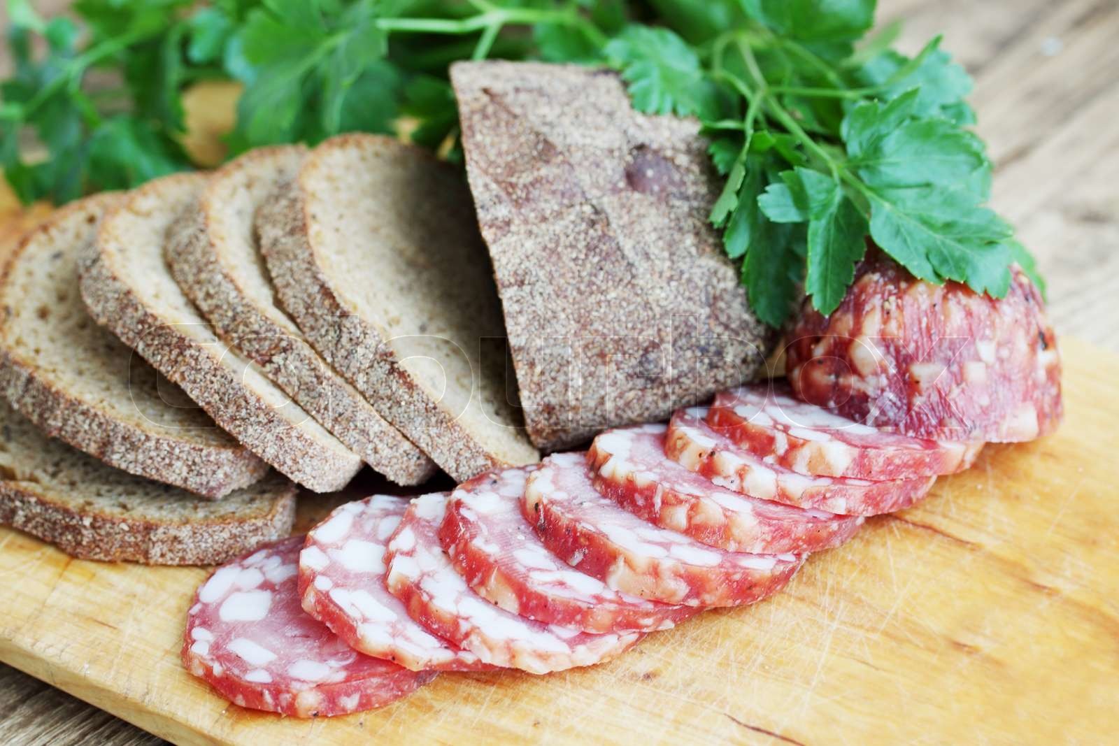 geschnittene Wurst mit Brot | Stock Bild | Colourbox