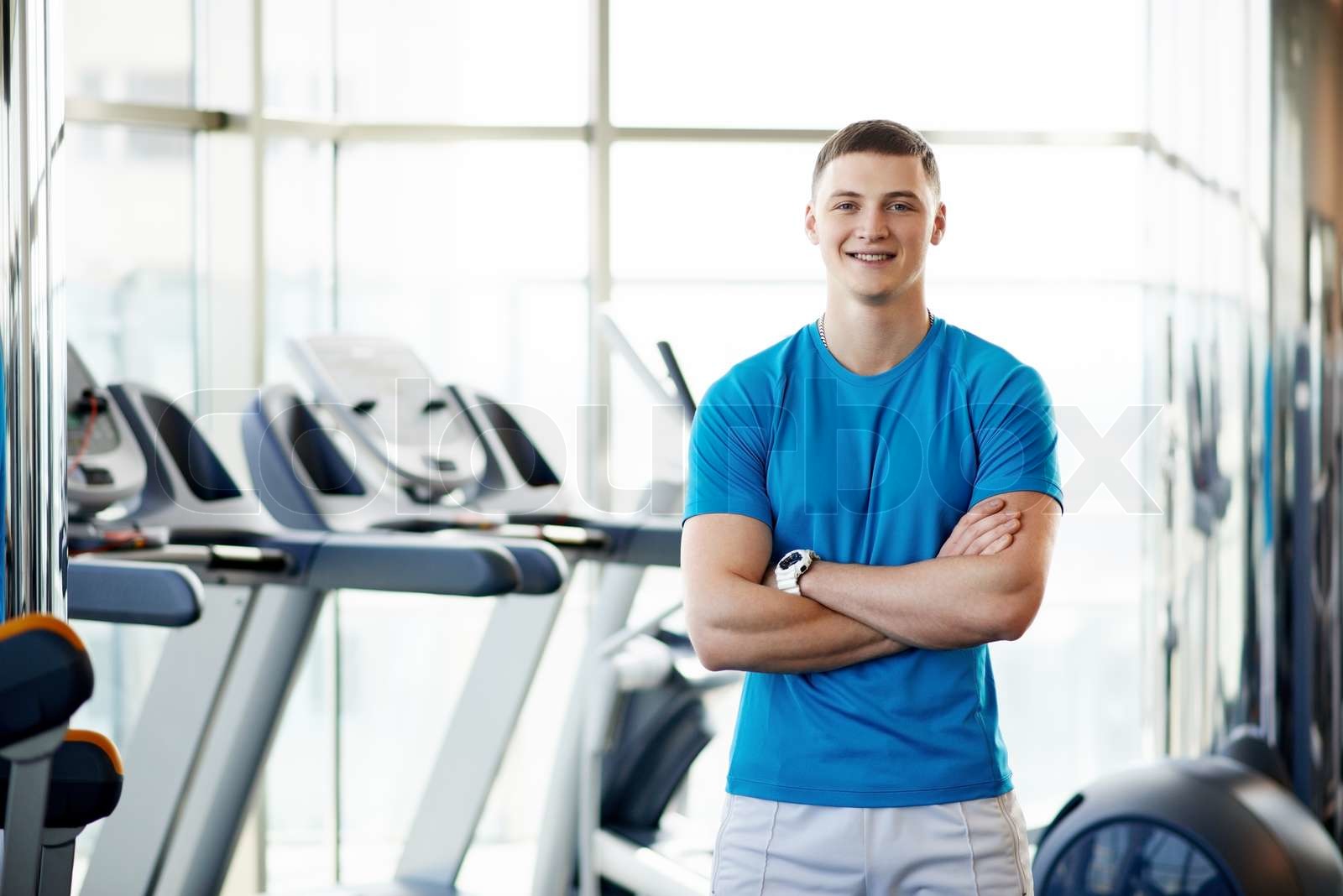 Trainer im Fitnessstudio | Stock Bild | Colourbox