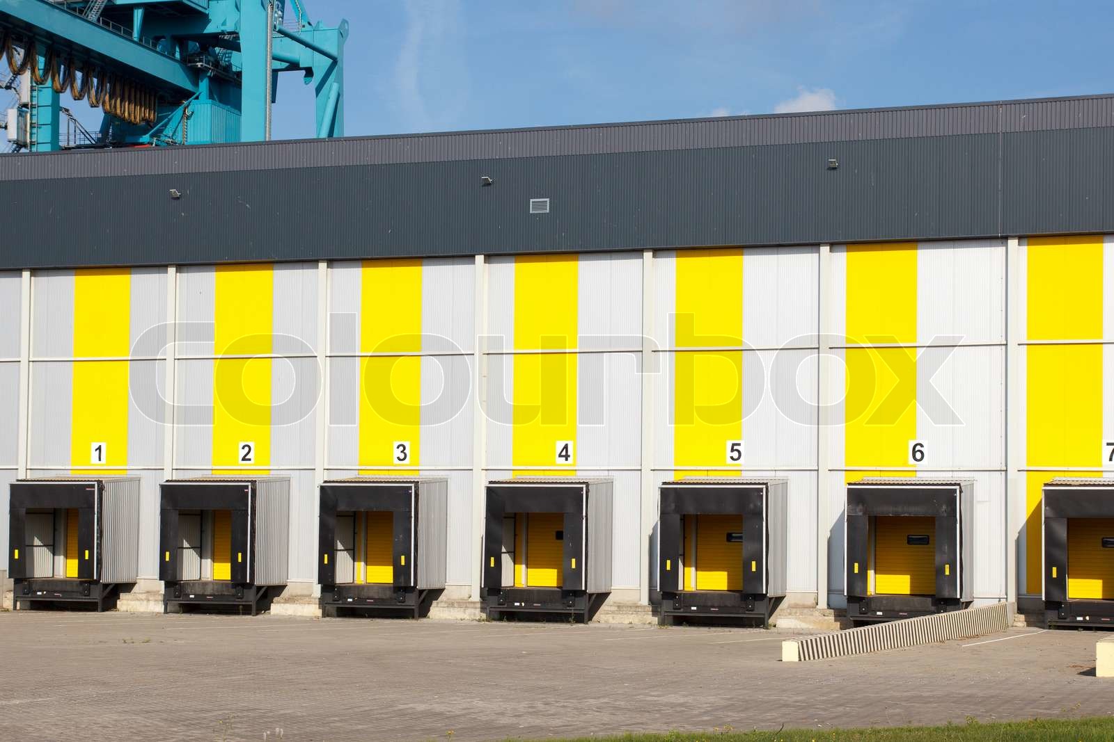 Lagerhaus im Hafen | Stock Bild | Colourbox