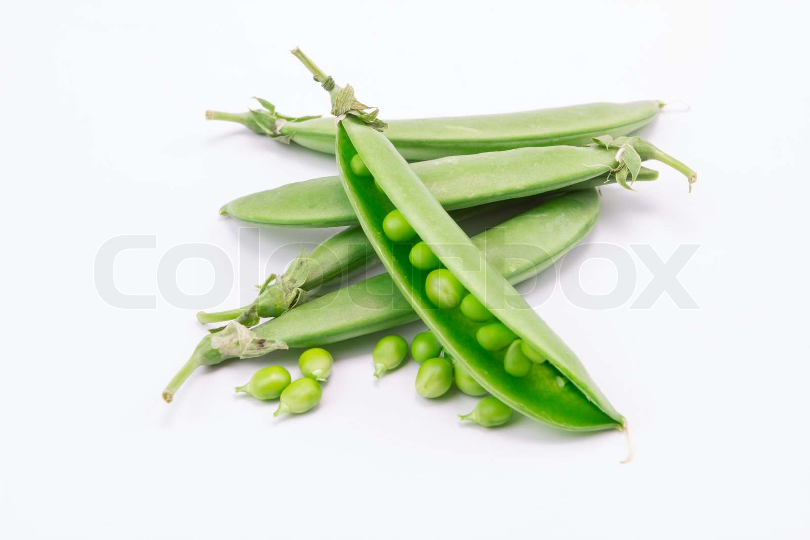 frische Erbsen auf weißem Hintergrund | Stock Bild | Colourbox