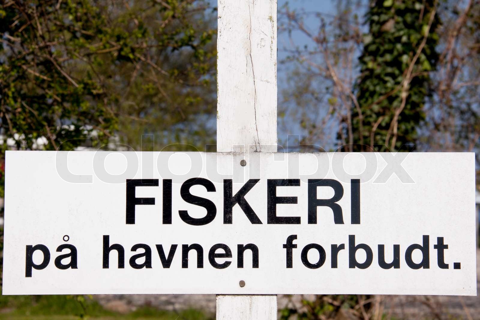 Skilt med fiskeri på havnen forbudt | Stock foto | Colourbox