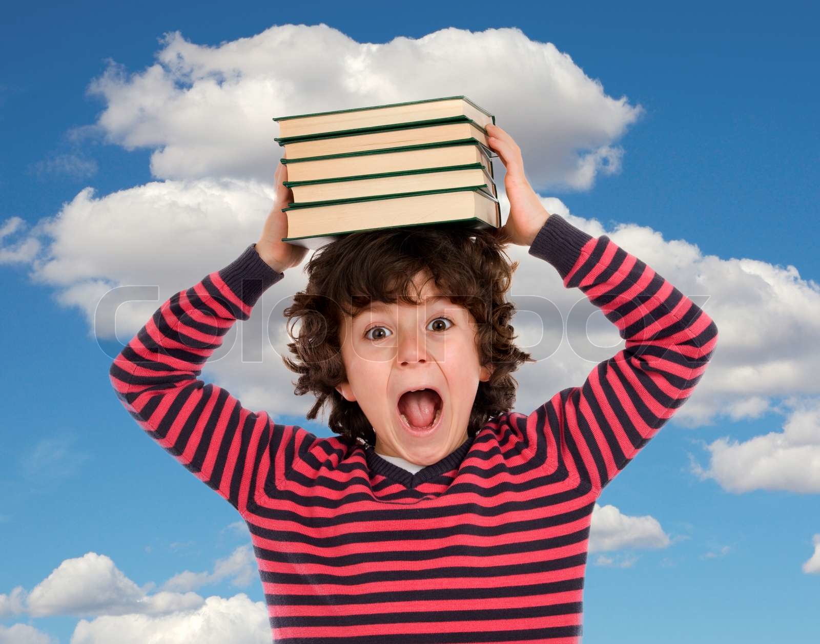 lustige Studenten mit Büchern auf den Kopf | Stock Bild | Colourbox