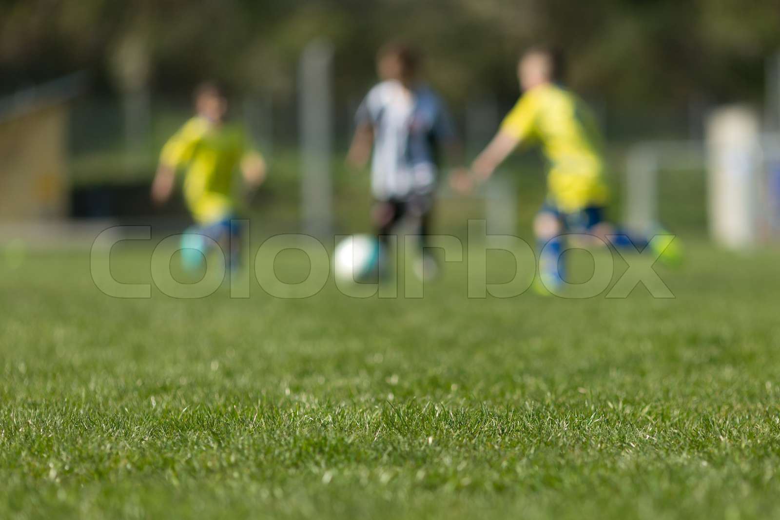 drei Kinder spielen Fußball | Stock Bild | Colourbox