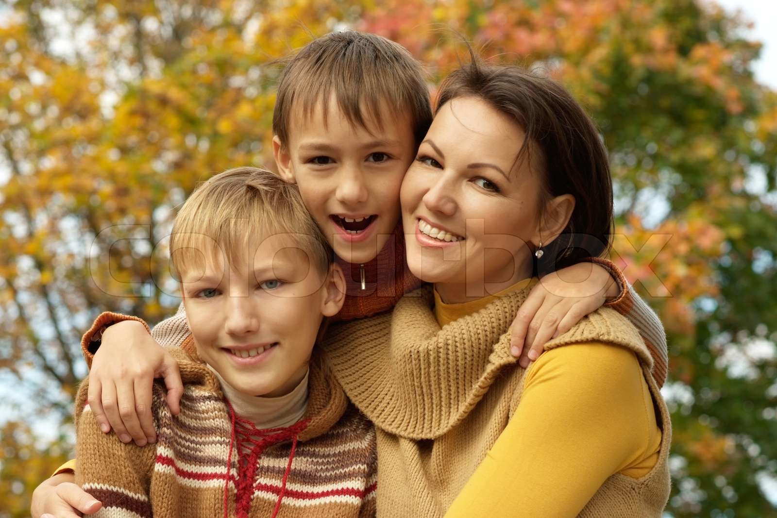 Mama und ihre Kinder | Stock Bild | Colourbox