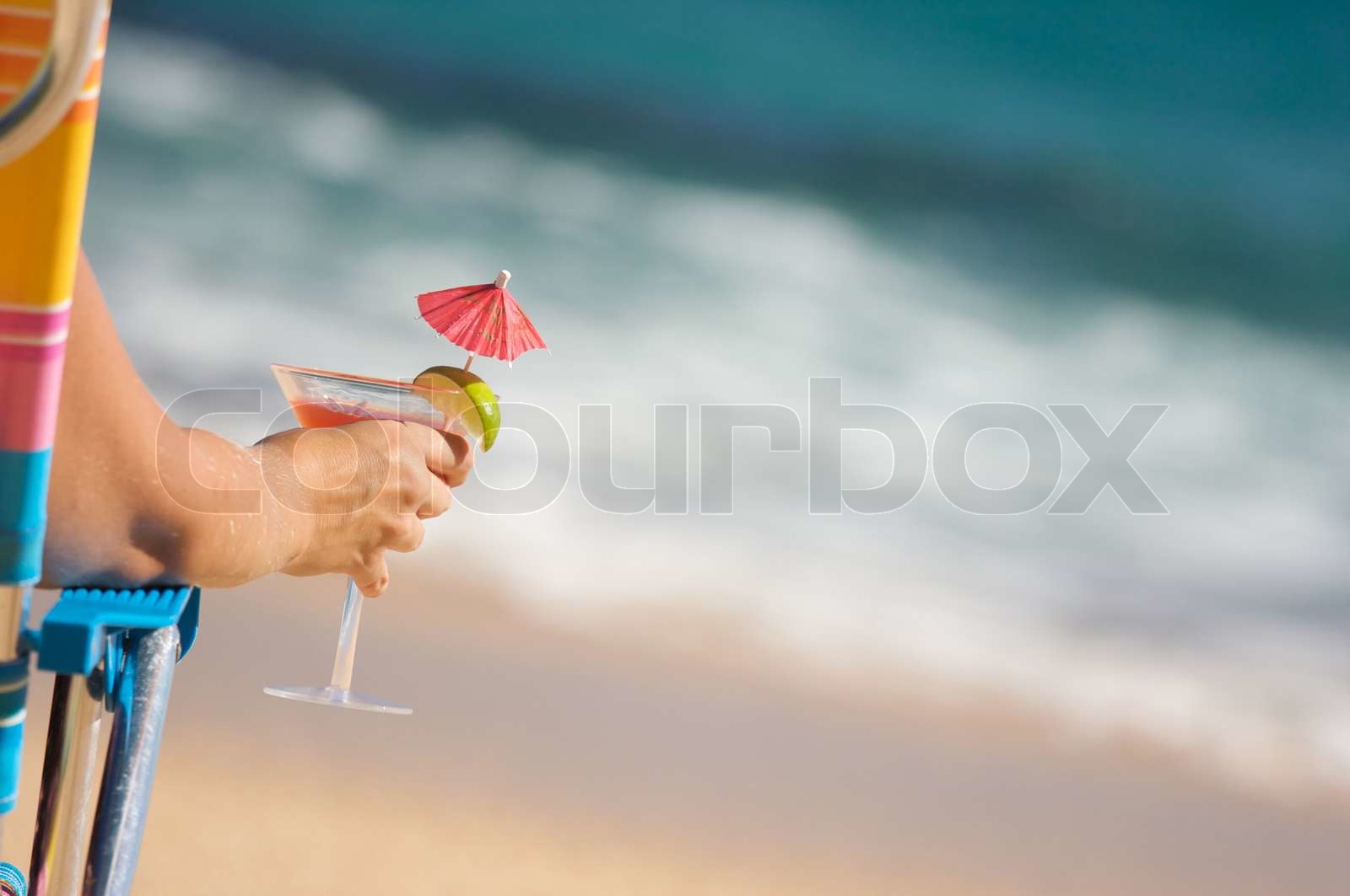 Frau am Strand mit tropischen Drink | Stock Bild | Colourbox