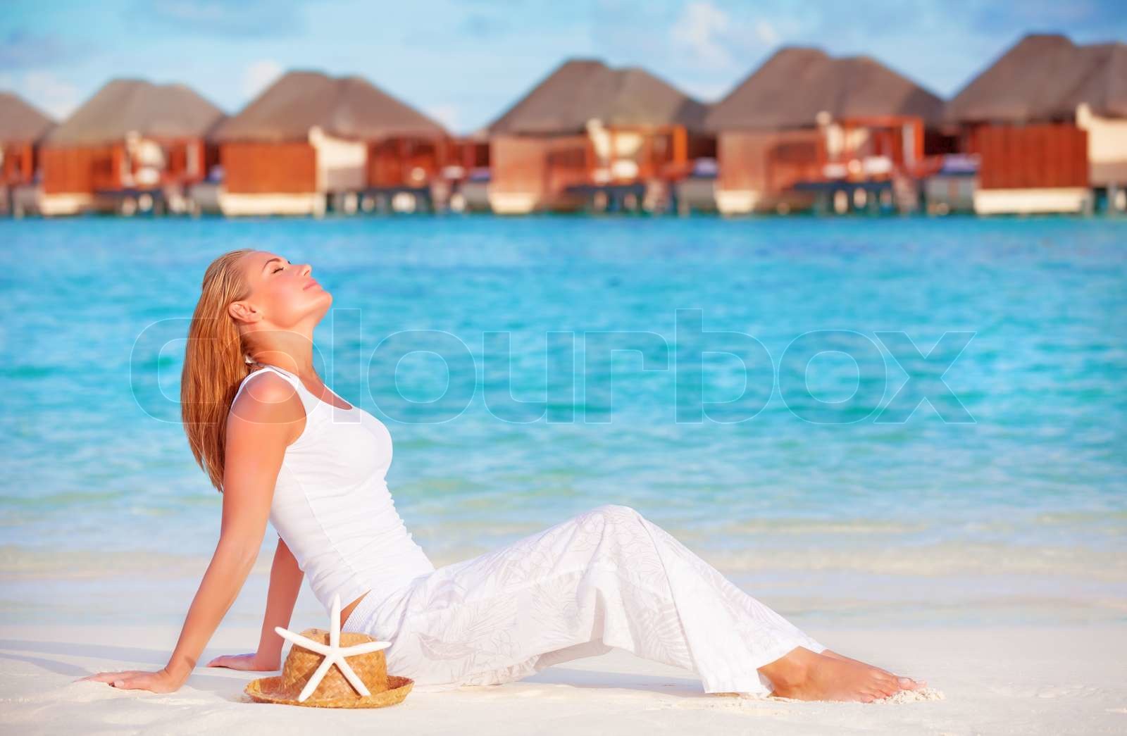Mädchen Unter Der Sonne Am Strand Stock Bild Colourbox