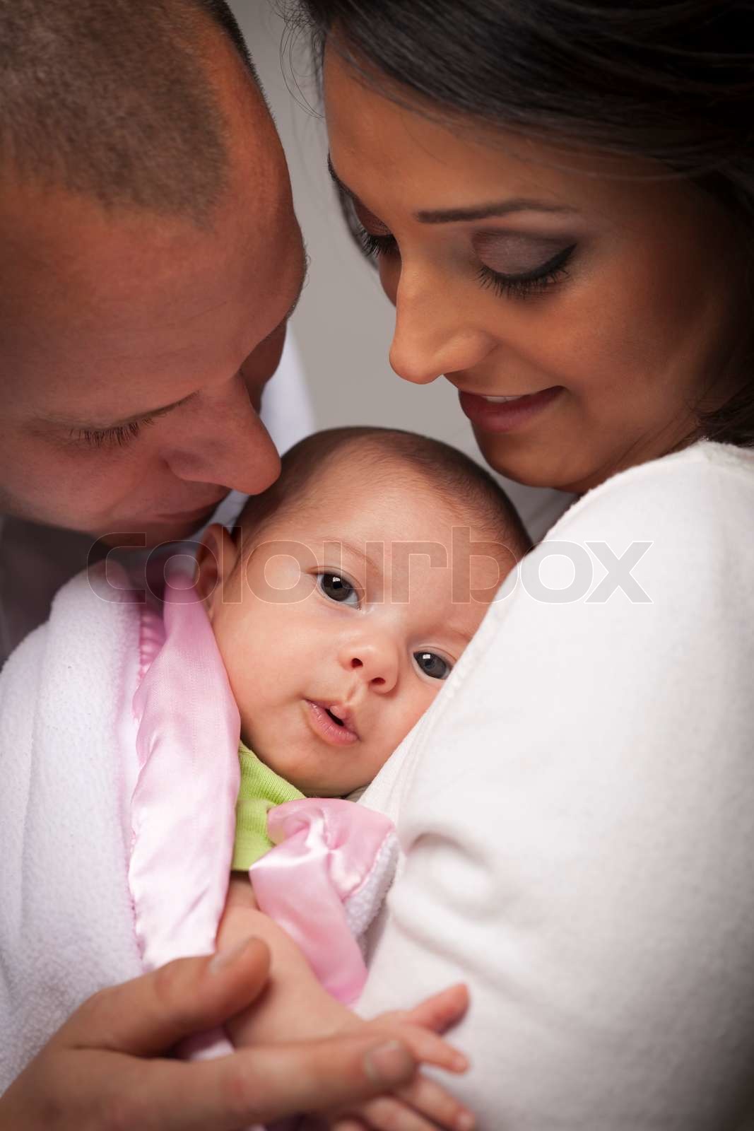Interracial Par Kramme Stock Foto Colourbox