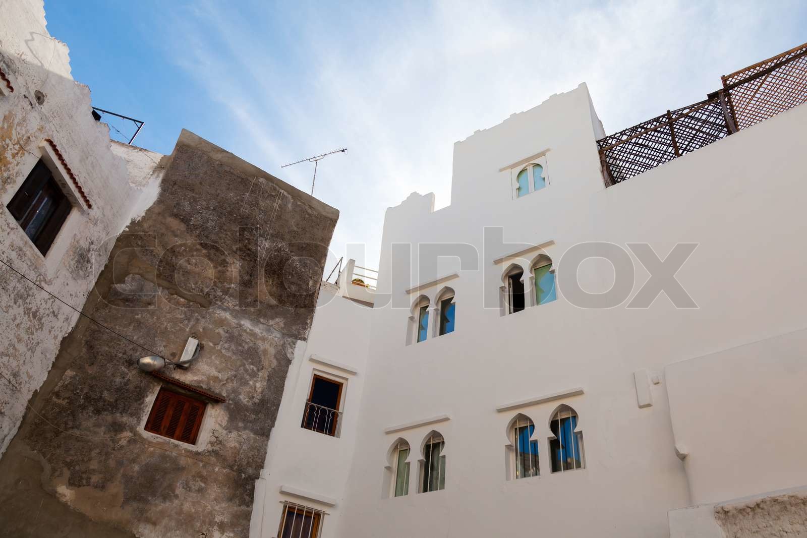 Wände, kleine Fenster und blauer Himmel. Medina, der Altstadt von ...