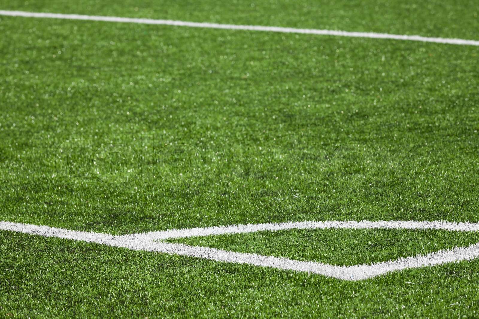 Fußball-Spielfeld-Hintergrund mit grünem Gras und weiße Ecke ...