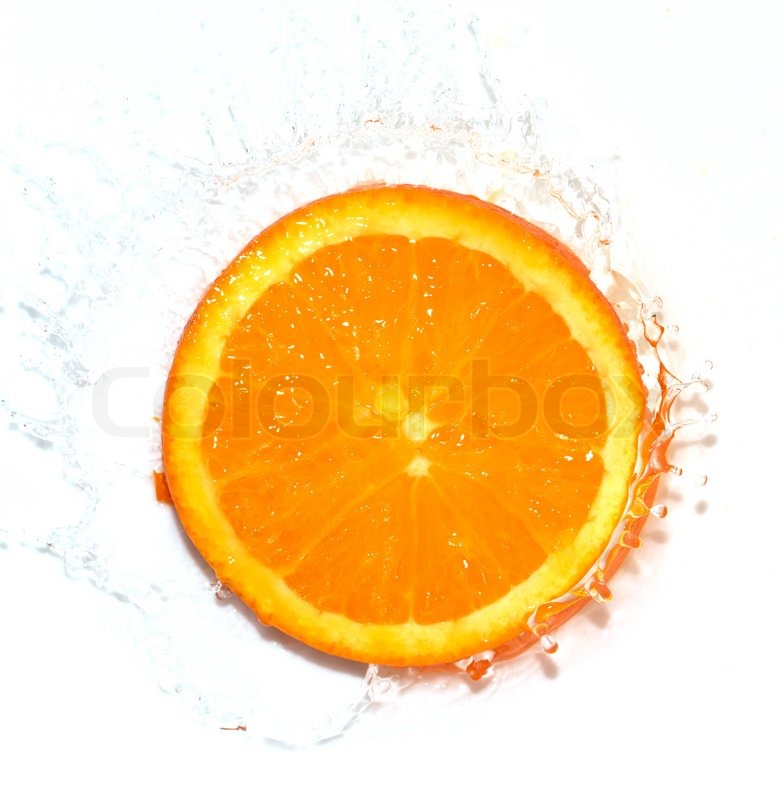 Orange im Wasser auf weißem Hintergrund | Stock Bild | Colourbox