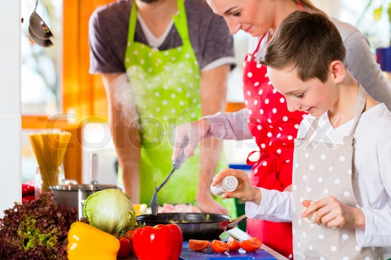 Familie gesund kochen in der Küche | Stock Bild | Colourbox