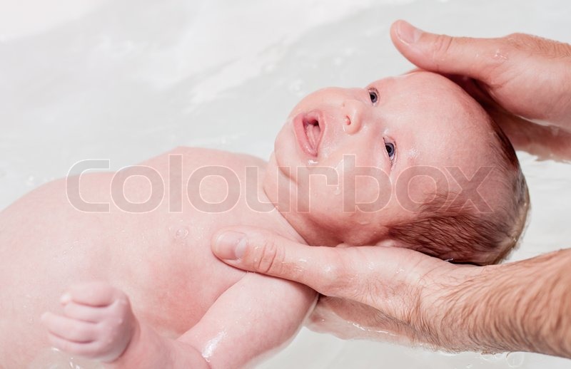 Baden Baby in der Badewanne | Stock Bild | Colourbox