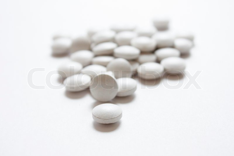 Weiße Tabletten auf weißem Hintergrund | Stock Bild | Colourbox