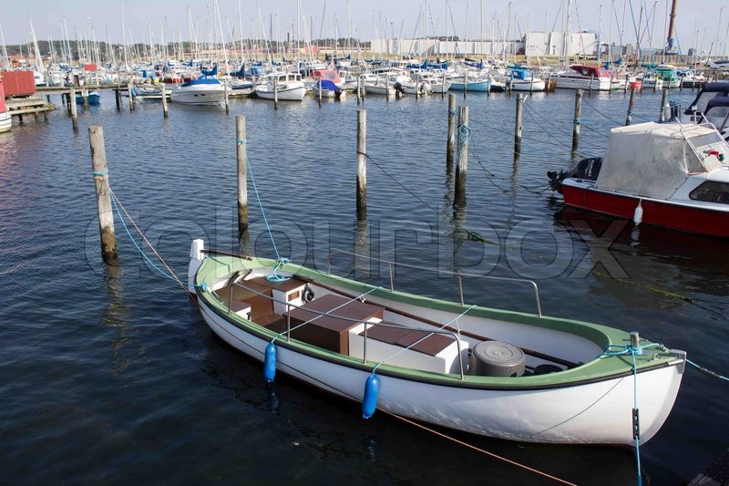 Jollen ligger klar i havnen | Stock foto | Colourbox