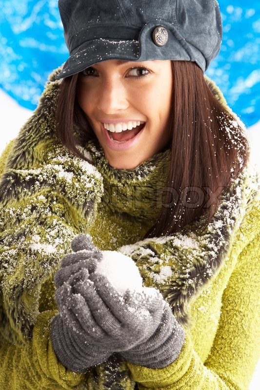 Junge Frau trägt warme Winterkleidung ... | Stock Bild | Colourbox