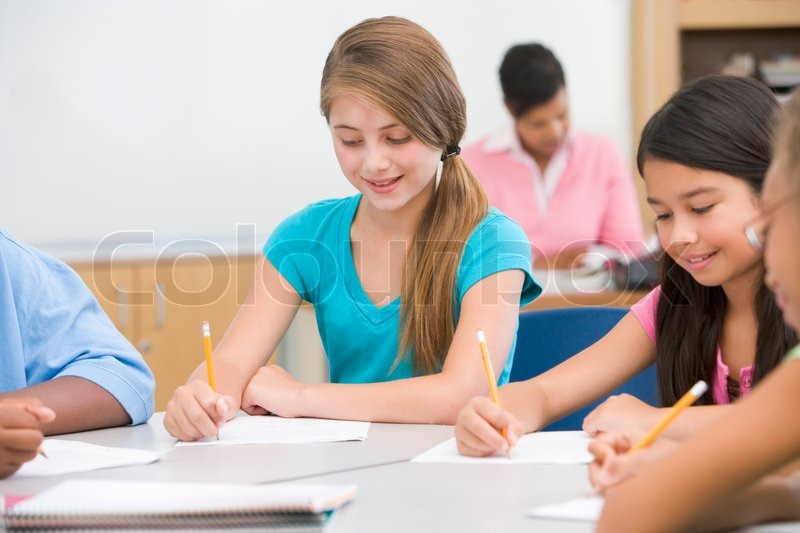 Grundskole elever i klassen arbejder på ... | Stock foto | Colourbox