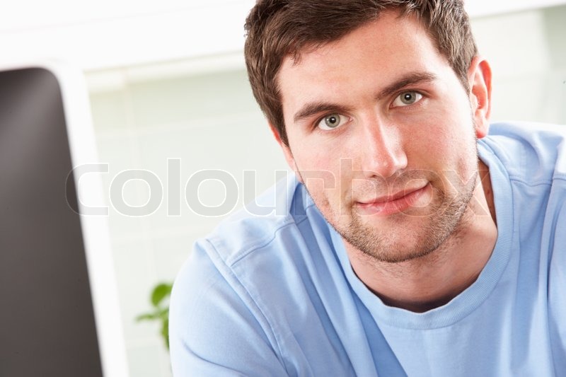 Junger Mann mit Computer In Moderne ... | Stock Bild | Colourbox