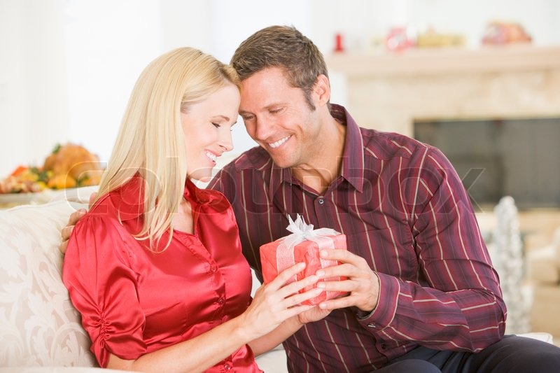 Et forelsket par sidder i sofaen ved ... | Stock foto | Colourbox