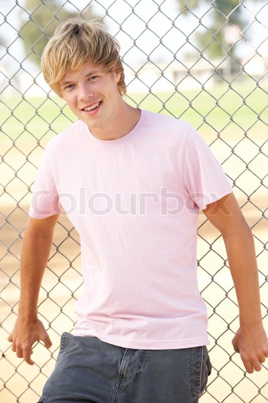 Gruppe von Jugendlichen sitzen auf dem ... | Stock Bild | Colourbox