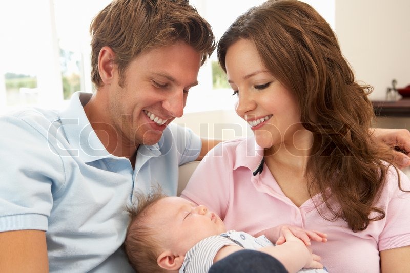 Close Up von Eltern Kuscheln Neugeborene ... | Stock Bild | Colourbox