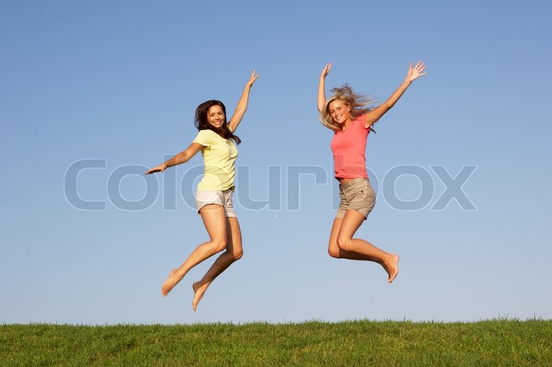 Unge kvinder springer i luften | Stock foto | Colourbox