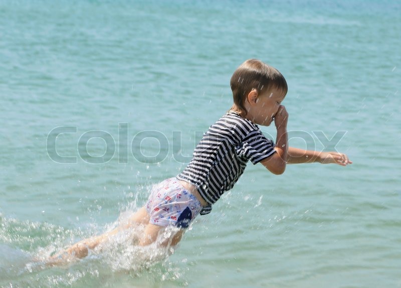 Das kleine Kind springt ins Wasser | Stock Bild | Colourbox