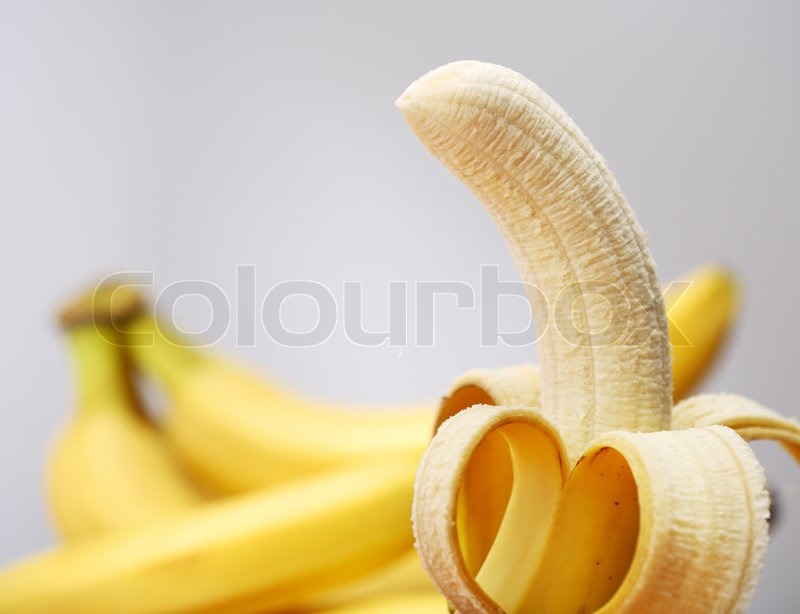 Eine Banane, bereit, gegessen zu werden. | Stock Bild | Colourbox