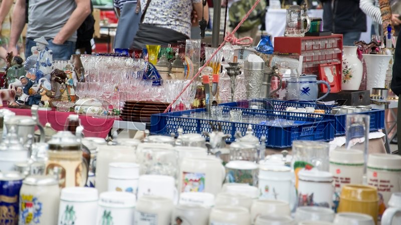 Flohmarktstand | Stock Bild | Colourbox