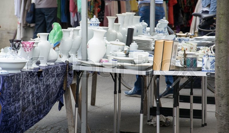 Flohmarktstand | Stock Bild | Colourbox