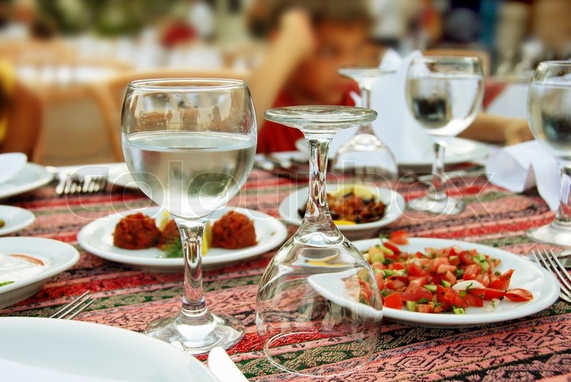 Tisch im Restaurant serviert mit Platte ... | Stock Bild | Colourbox