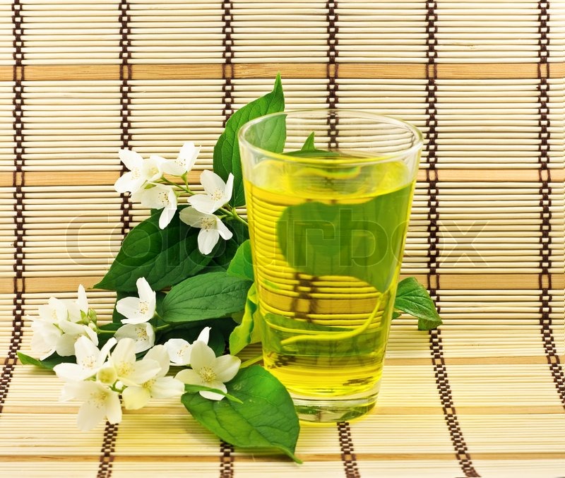 Frischer grüner Tee in ein Glas mit ... | Stock Bild | Colourbox