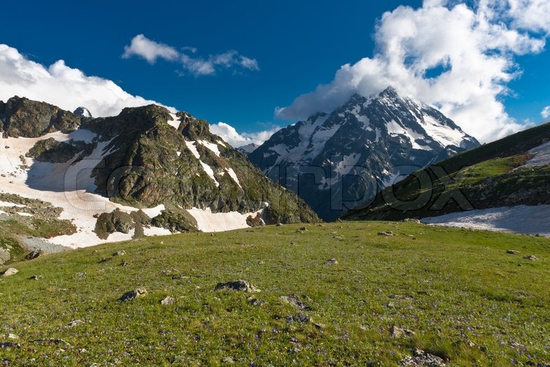 Bjerglandskab med høje bjerge. | Stock foto | Colourbox
