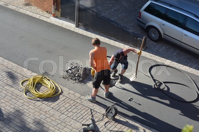 Arbeiter einer Baufirma bei der ... | Stock Bild | Colourbox