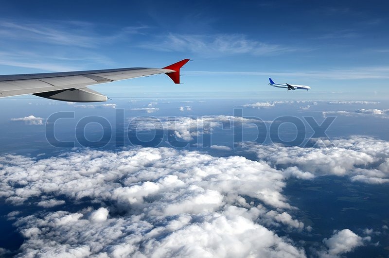 Flugzeug am blauen Himmel | Stock Bild | Colourbox
