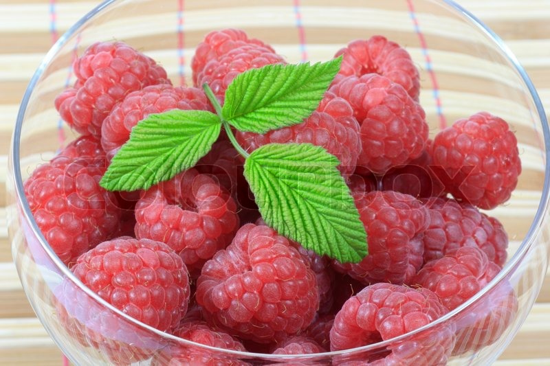 Frische Himbeeren mit Himbeer- Blätter ... | Stock Bild | Colourbox