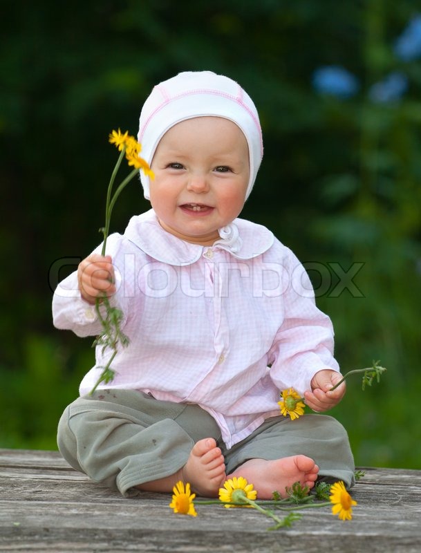 Adorable ein Jahr altes Baby sitzen und ... | Stock Bild | Colourbox