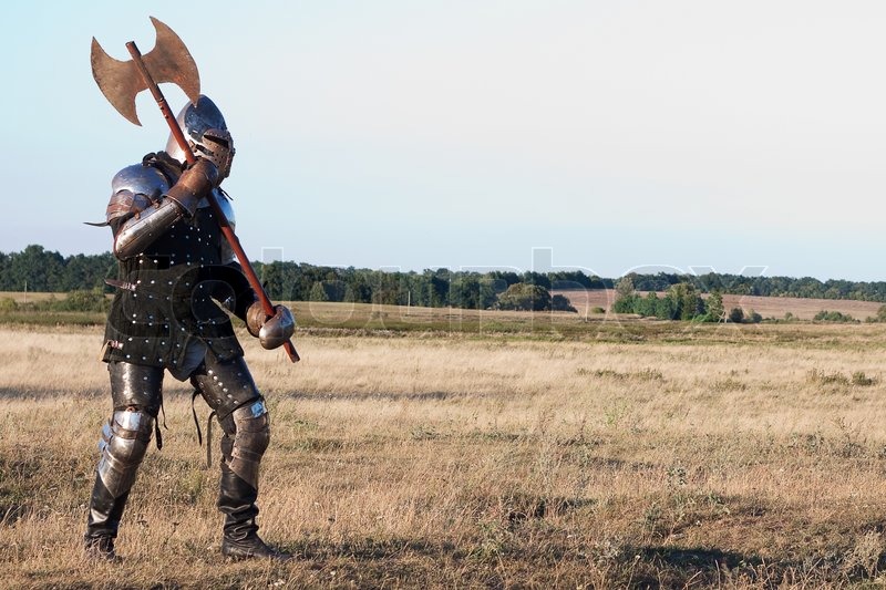 Middelalder ridder i marken med en økse | Stock foto | Colourbox