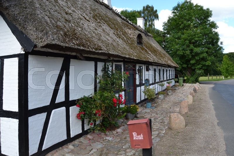 Typisk dansk hus i traditionel byggestil ... | Stock foto | Colourbox