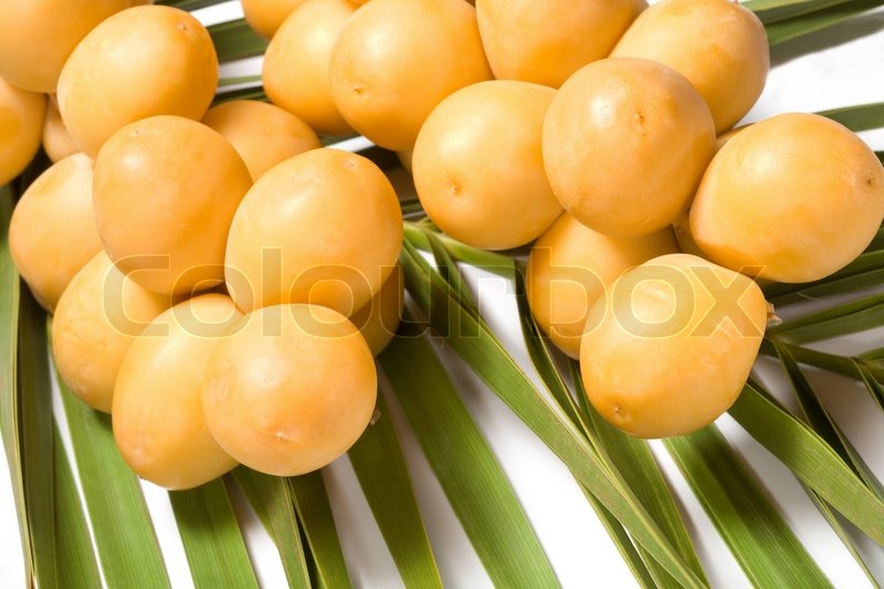 Bunch of frische Datteln auf dem Blatt | Stock Bild | Colourbox