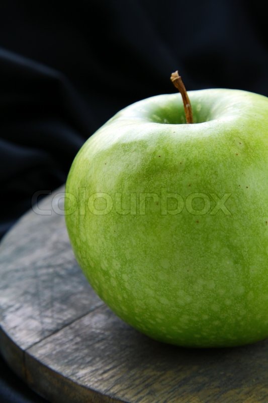 Große grüne reifen Apfel auf einem ... | Stock Bild | Colourbox