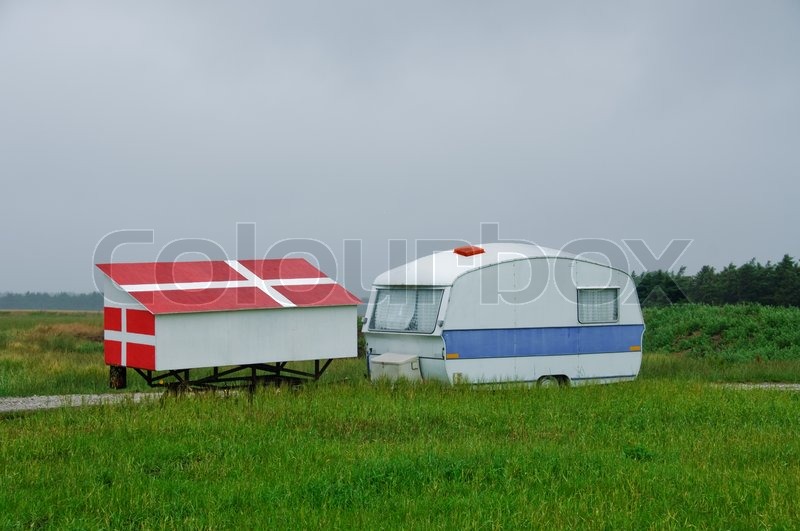 En gammel campingvogn og en stald med ... | Stock foto | Colourbox