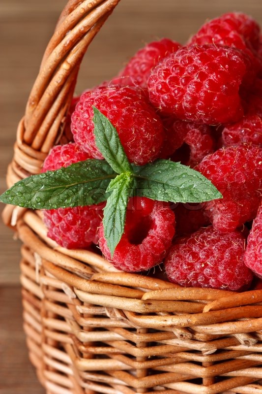 Frische süße Himbeeren mit ... | Stock Bild | Colourbox