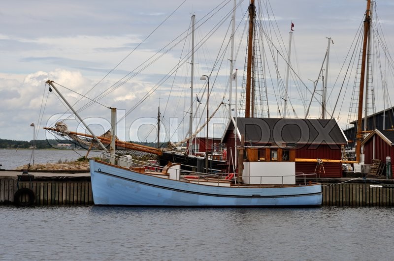 Gammel fiskekutter i Holbæk havn | Stock foto | Colourbox
