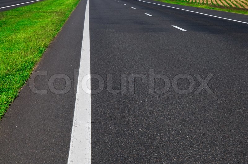 Asphaltstraße mit weißen Linien und ... | Stock Bild | Colourbox
